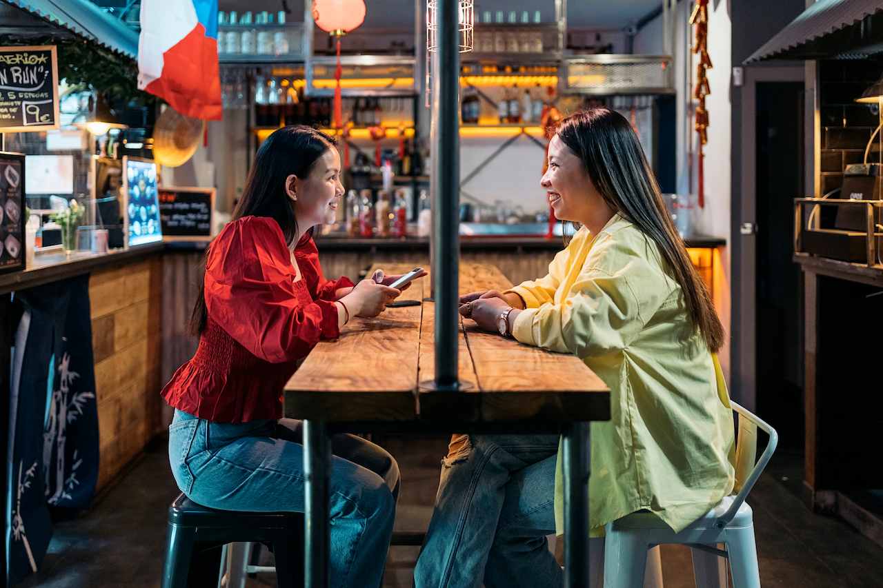 How to Improve Restaurant Customer Service? 10 Best Ways - StaffAny